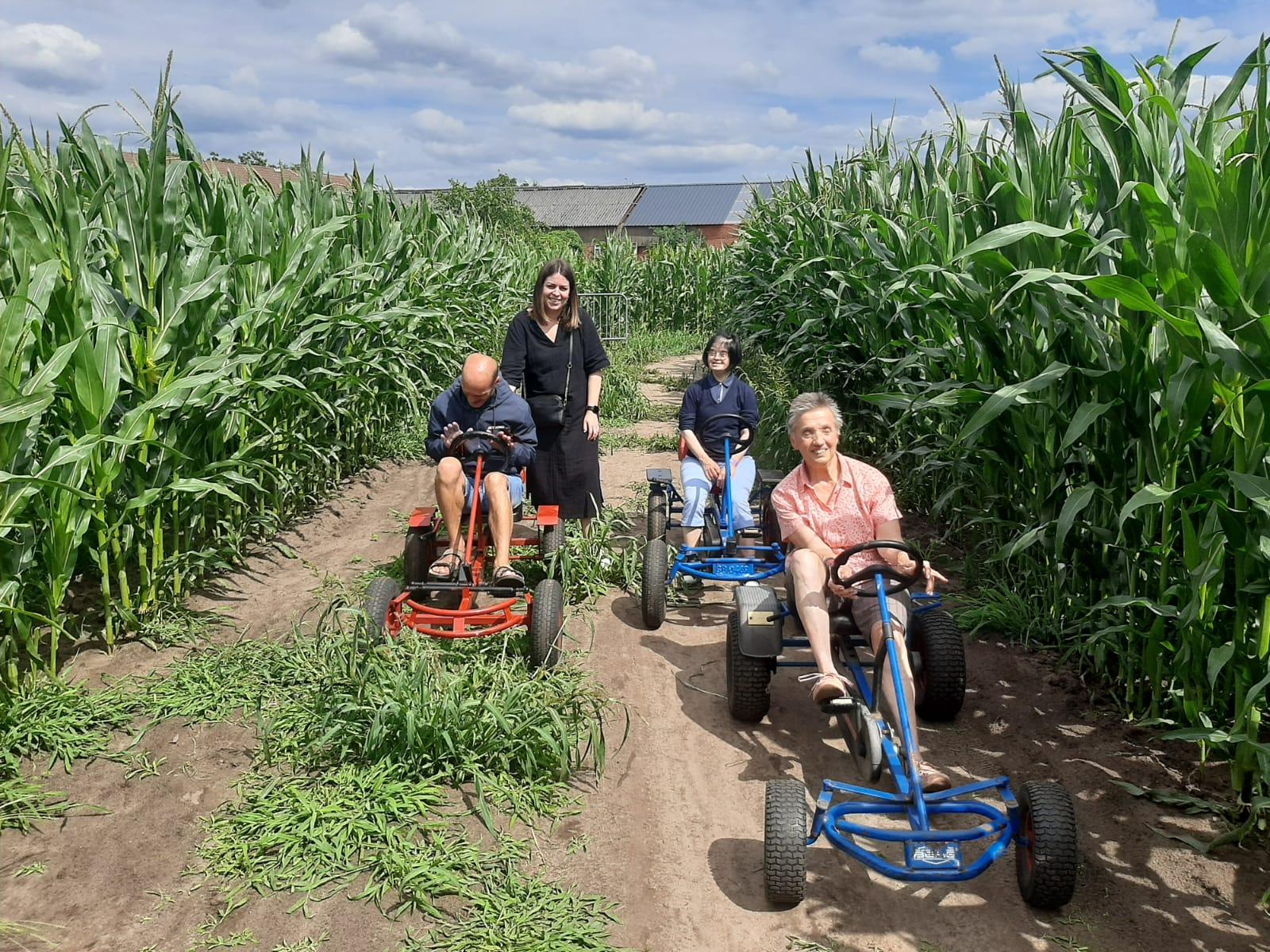 Maike, Marc en Viviane trotseren het maïsdoolhof Arendonk | mekanders