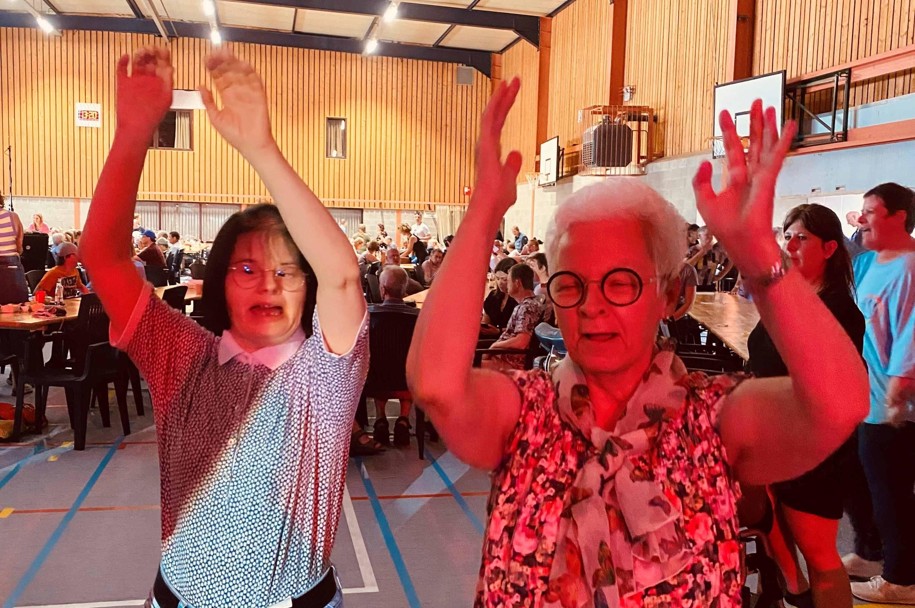 Iedereen uit de bol op Tik Elentrik | mekanders